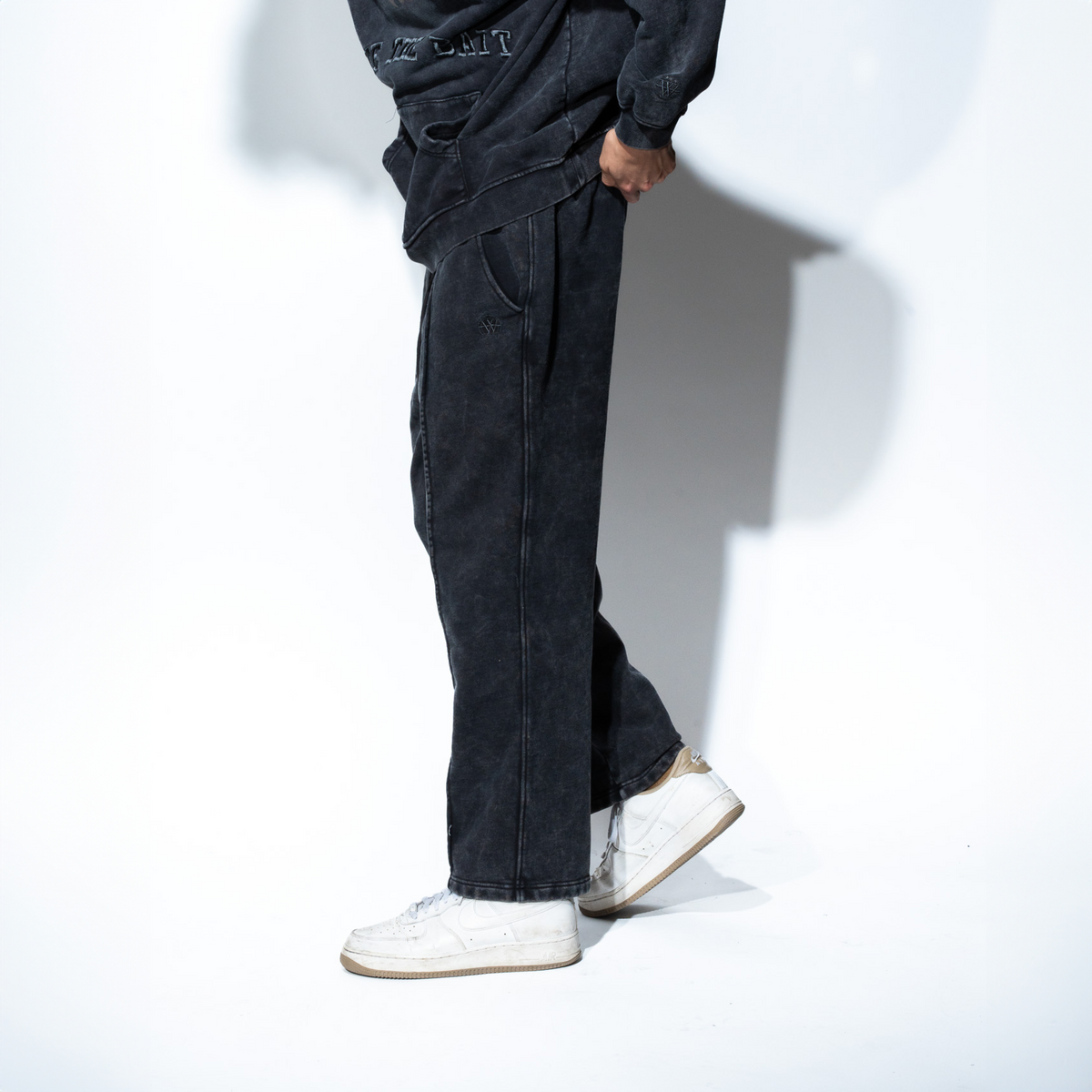 スウェットパンツ“BITE THE BAIT” ブラック – World Wide Yokosawa