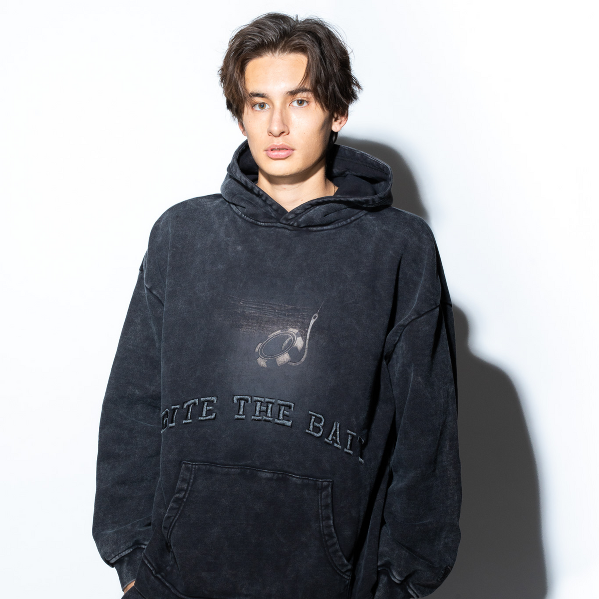 フーディー“BITE THE BAIT” ブラック – World Wide Yokosawa