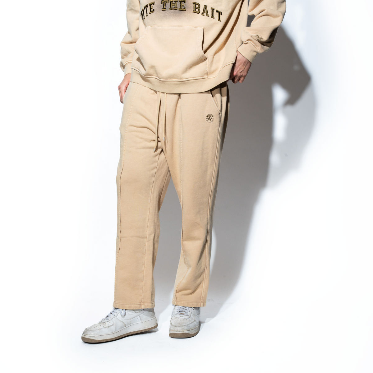 【限定】スウェットパンツ“BITE THE BAIT” ロイヤルミルクティー – World Wide Yokosawa