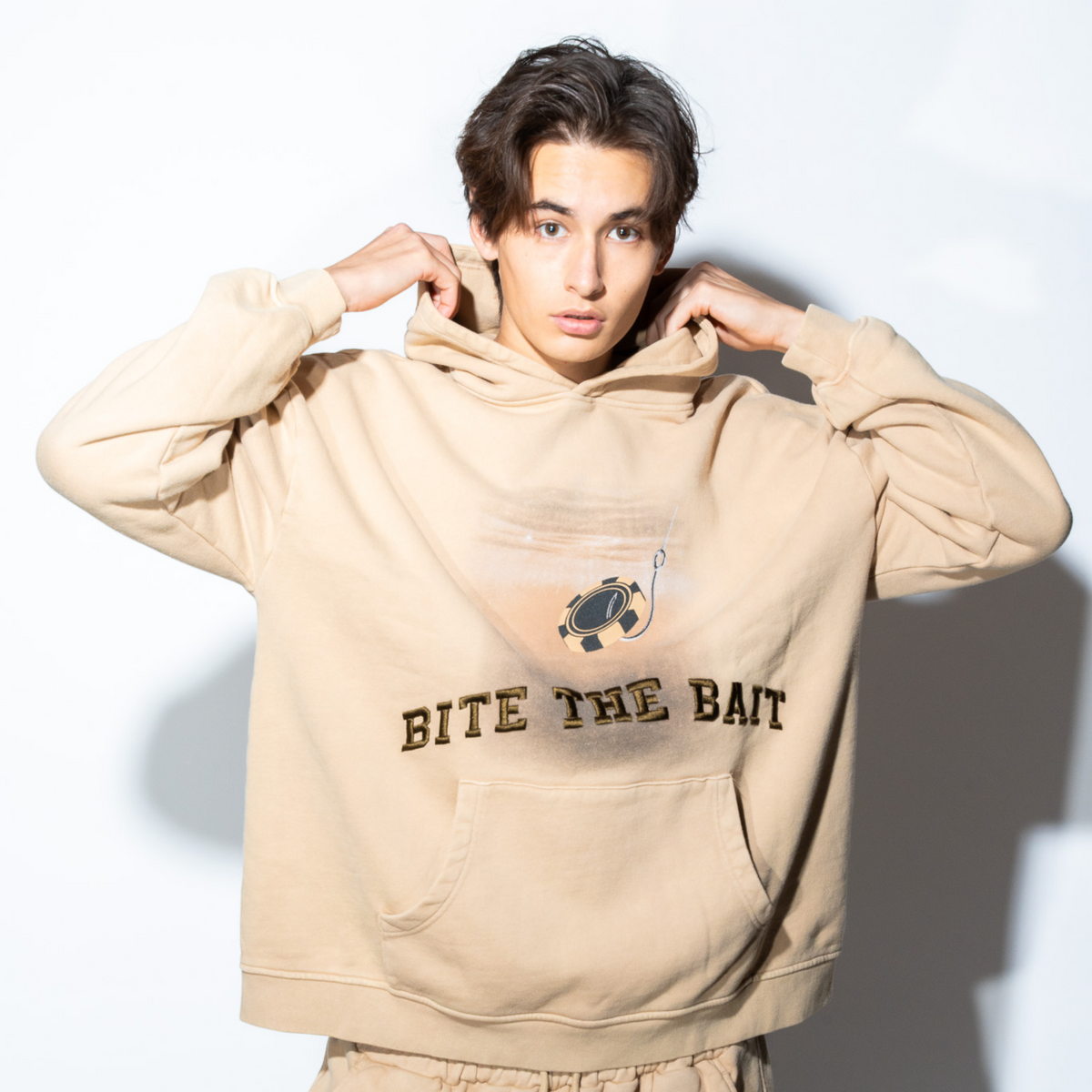 【限定】フーディー“BITE THE BAIT” ロイヤルミルクティー – World Wide Yokosawa